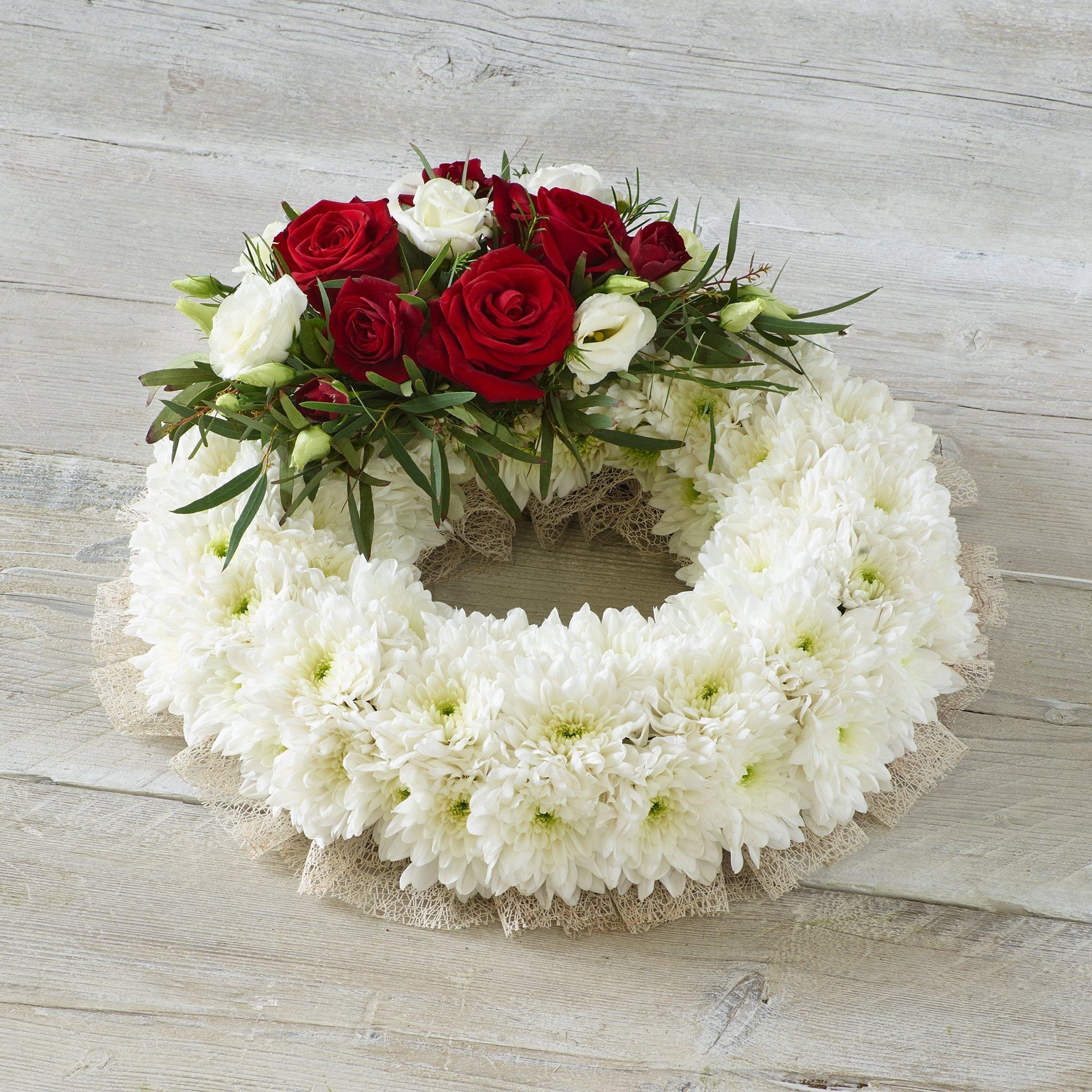 Traditional Red Wreath | United Kingdom | Interflora Latvia. Flower ...